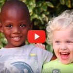 Two cross-generational Israeli singers join to sing a classic Israeli song